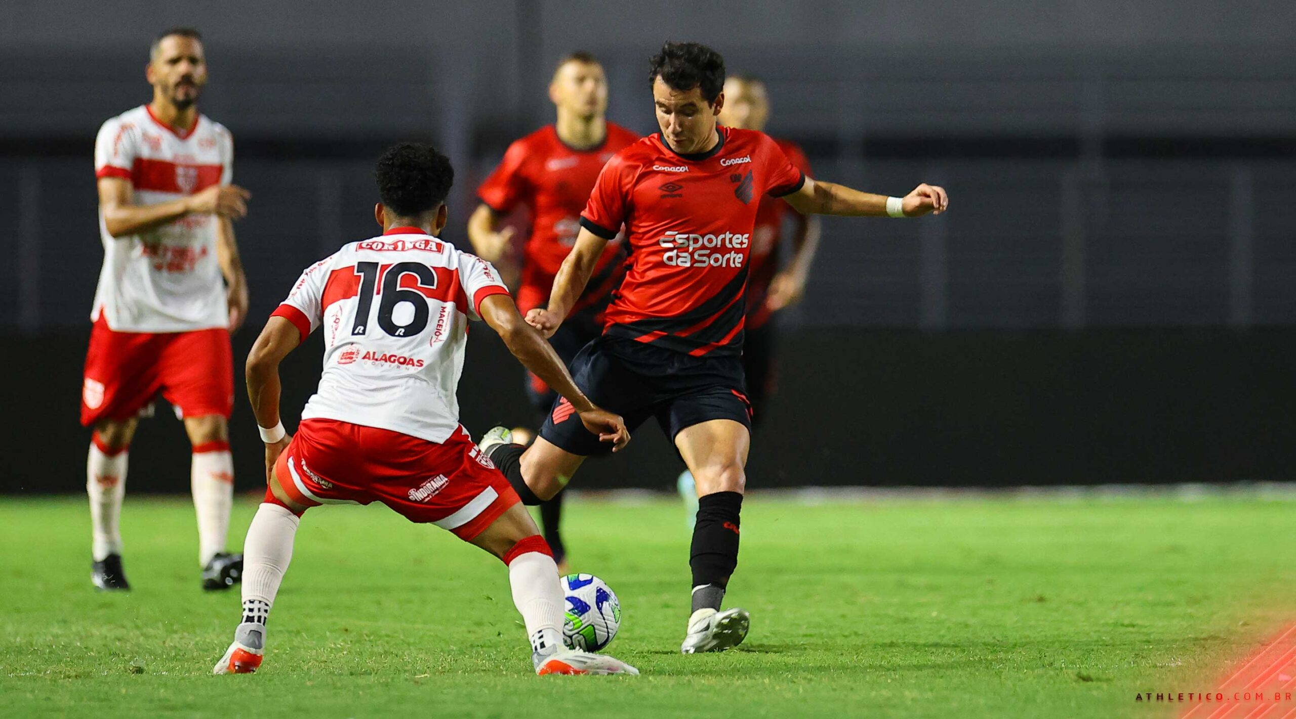 CRB muda tática e vai de time modificado contra o Athletico Paranaense